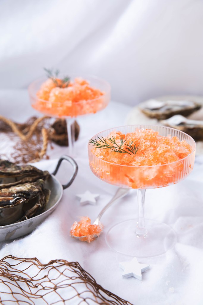 Huîtres au granité de rosé, poivron rouge et piment – Madamcadamia